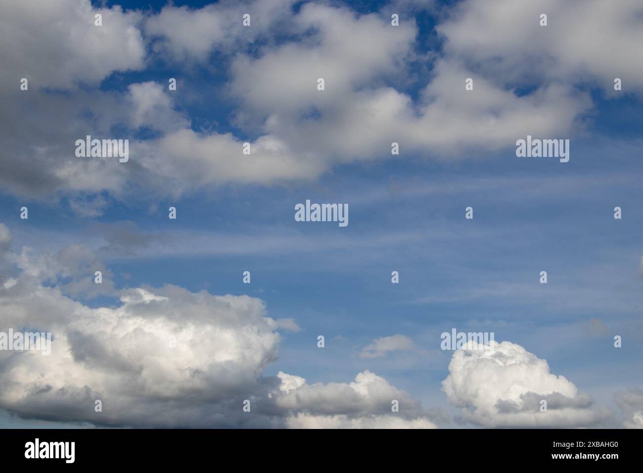 Sky with white puffy clouds hi-res stock photography and images - Alamy