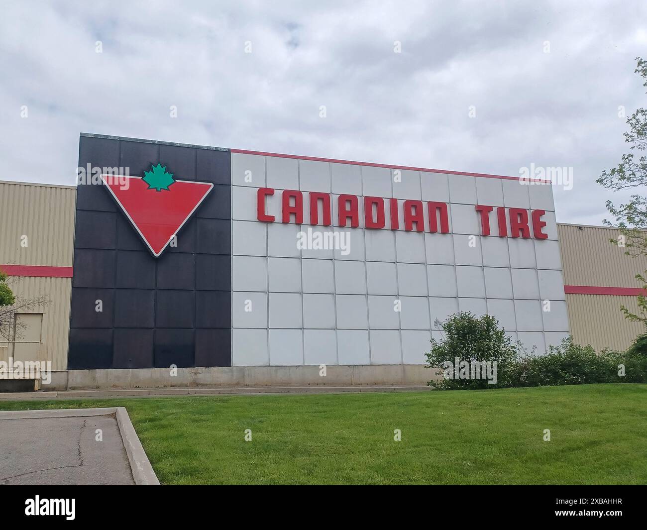 Canadian tire store exterior hi-res stock photography and images - Alamy