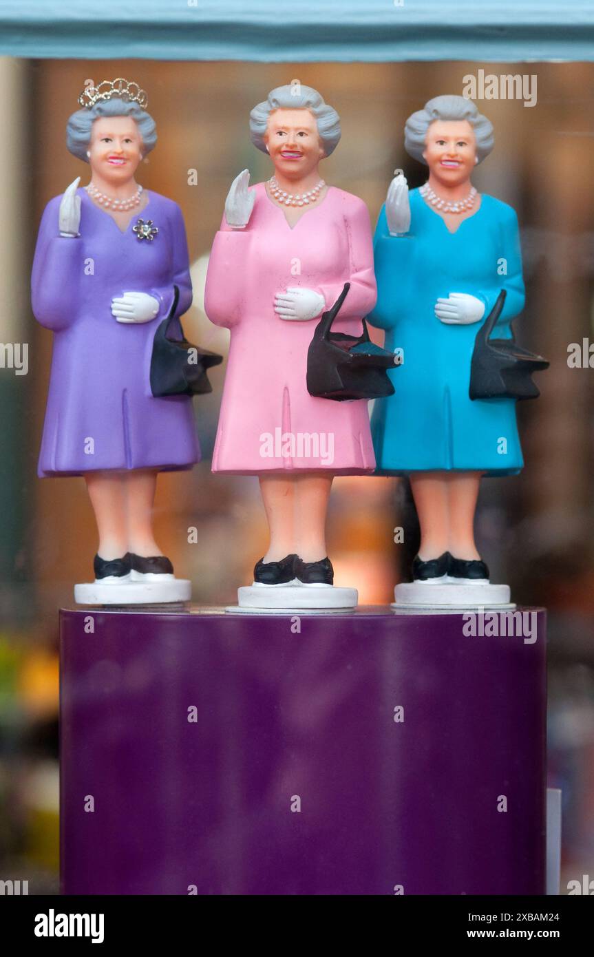 The queen waving hi-res stock photography and images - Alamy