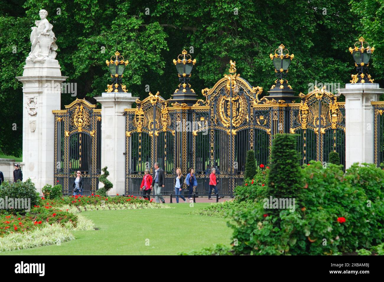 Buckingham palace green park hi-res stock photography and images - Alamy