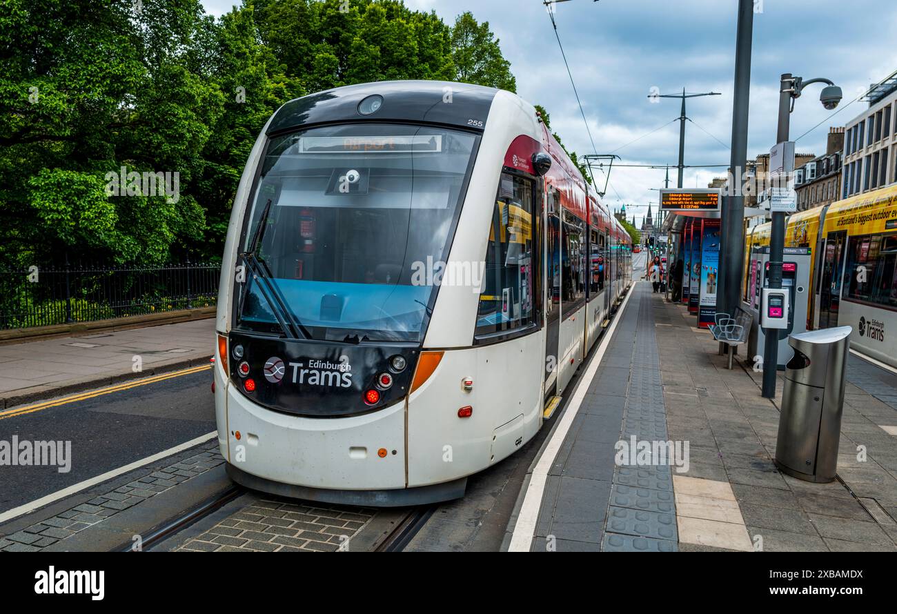 Edinburgh tram princes street stop hi-res stock photography and images ...