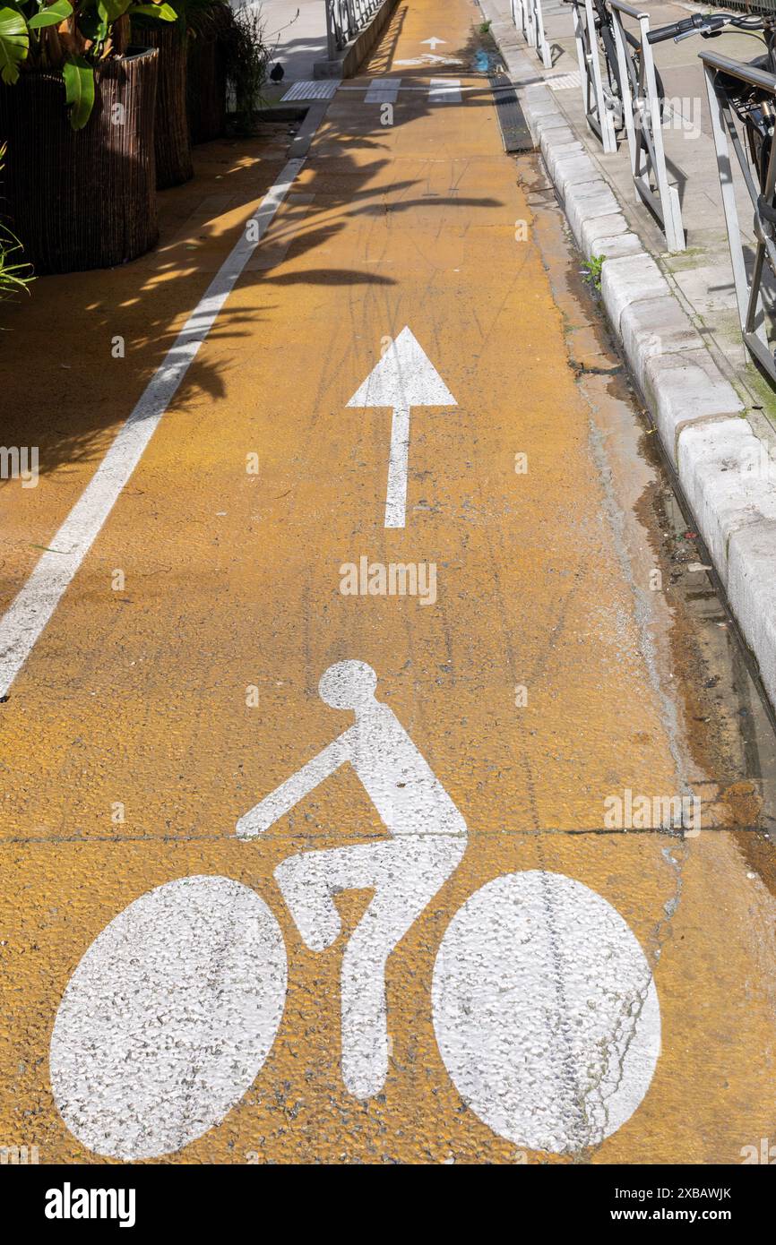 bike lane, painted yellow, bike symbol Stock Photo - Alamy