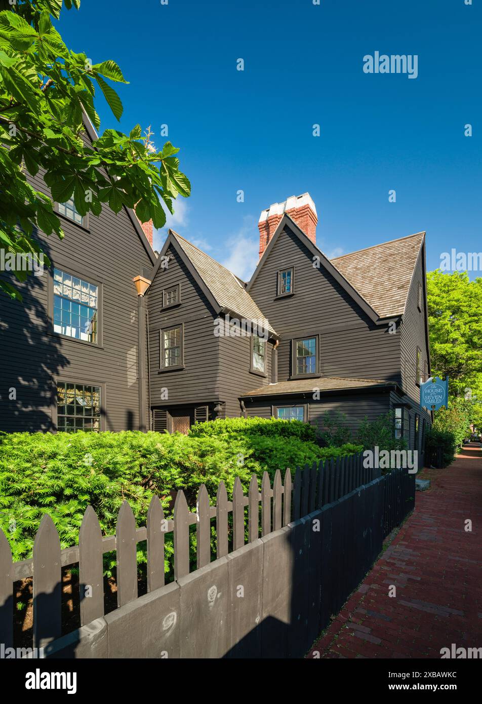 New england colonial mansion house hi-res stock photography and images ...