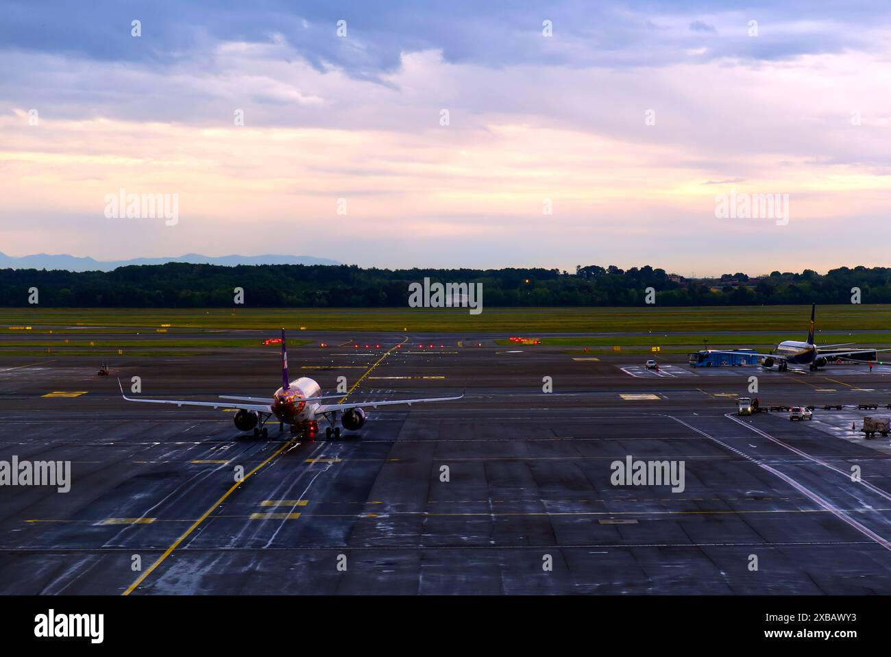 Aeroplane runway waiting takeoff hi-res stock photography and images ...
