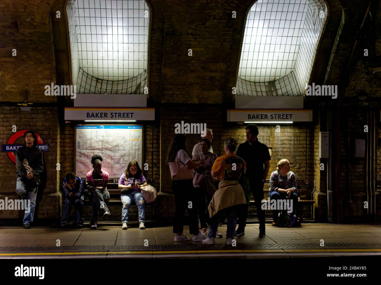 Old london underground platform hi-res stock photography and images - Alamy