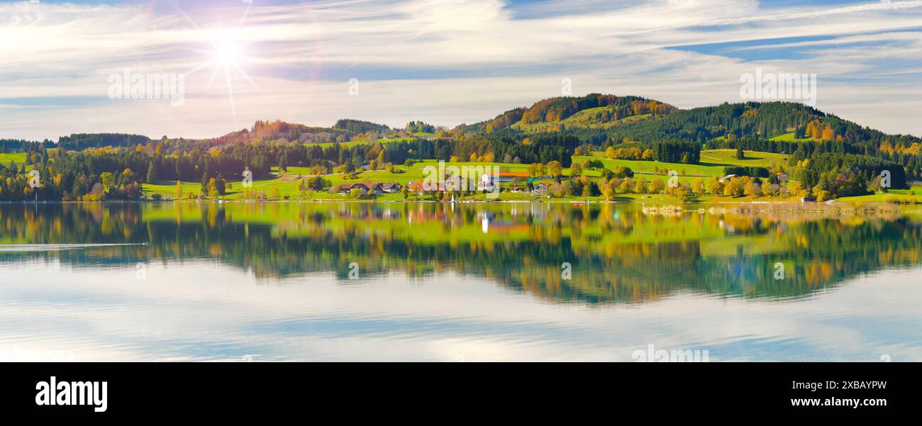 Panorama Landschaft im Allgäu am Forggensee Im Allgäu spiegeln sich die ...