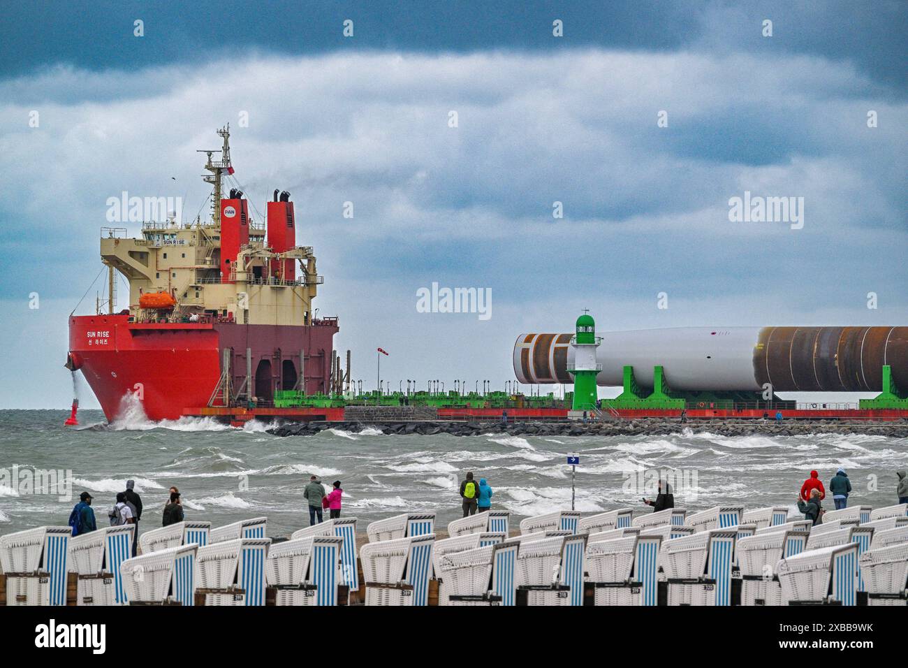 Rostock: XXL Offshore Transport Warnemünde, Deutschland. 11.06.2024 ...