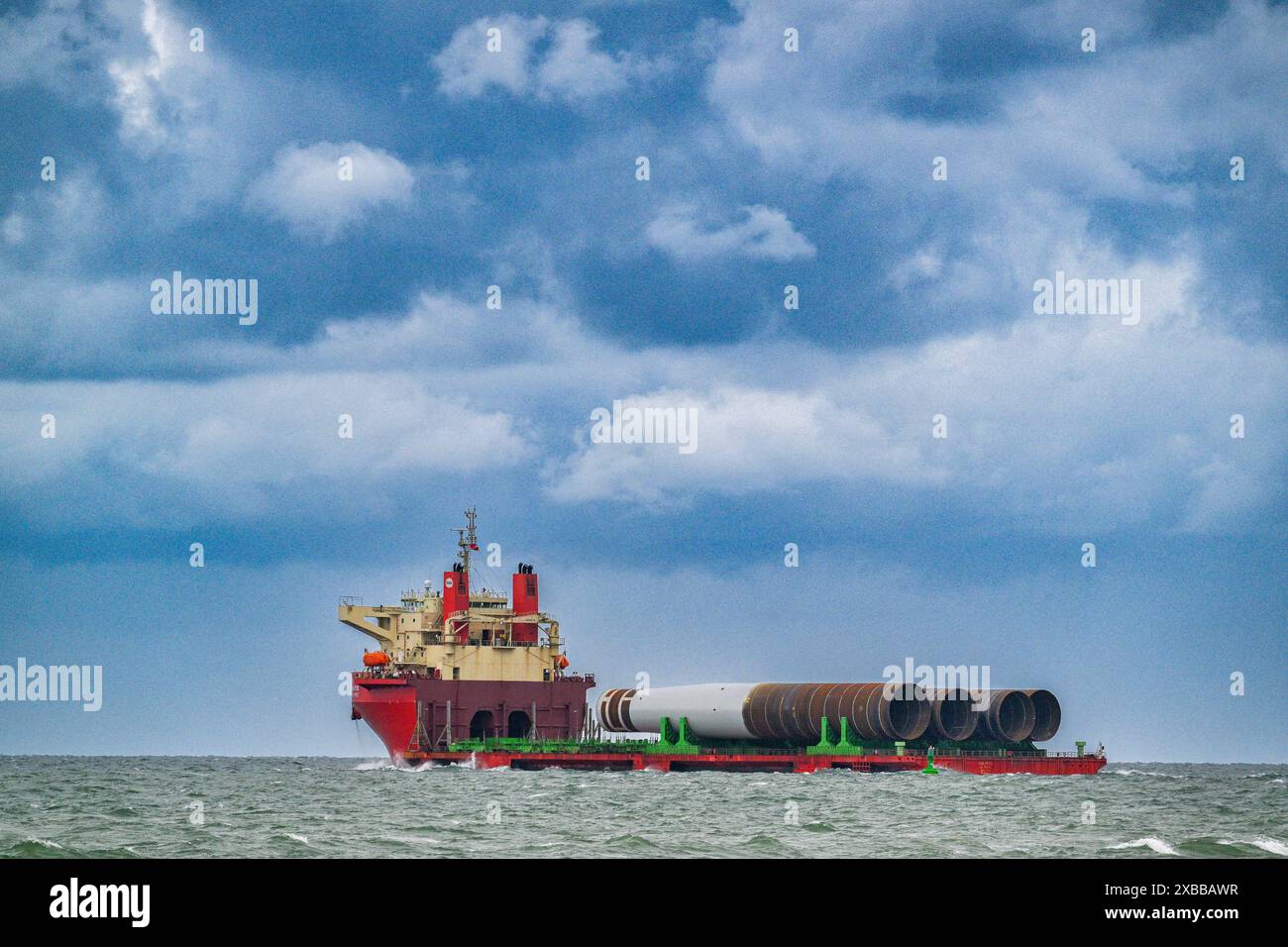 Rostock: XXL Offshore Transport Warnemünde, Deutschland. 11.06.2024 ...