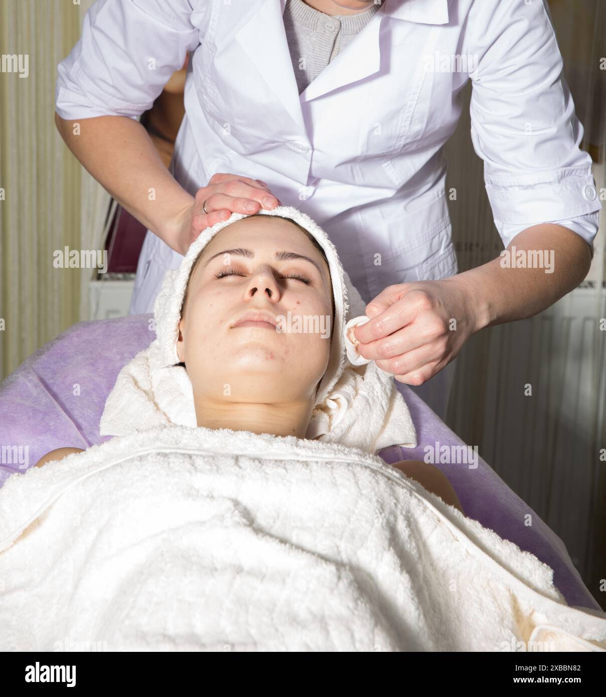 Facial sheet brush hi-res stock photography and images - Alamy