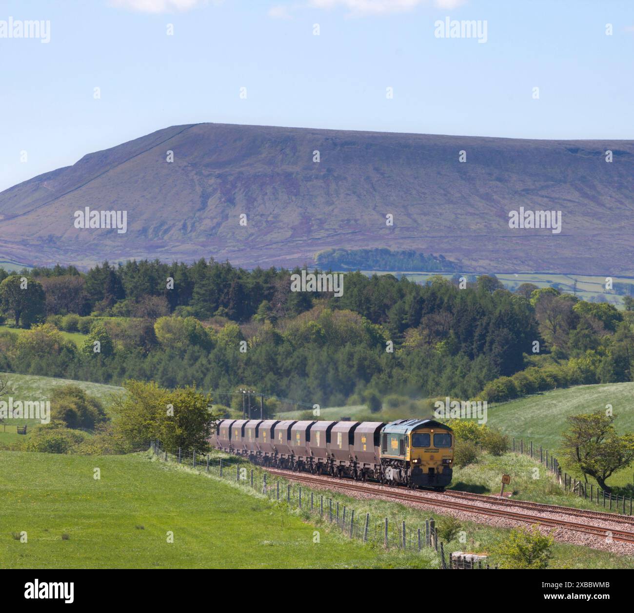 Freightliner class 66 locomotive 66520 hauling a 'Merry go round' coal ...