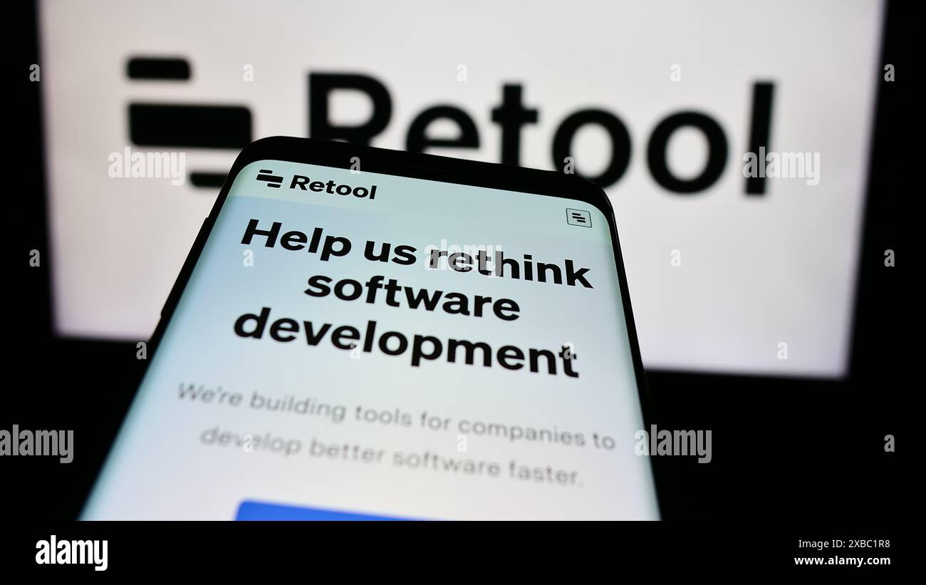 Mobile phone with website of US software development company Retool Inc ...