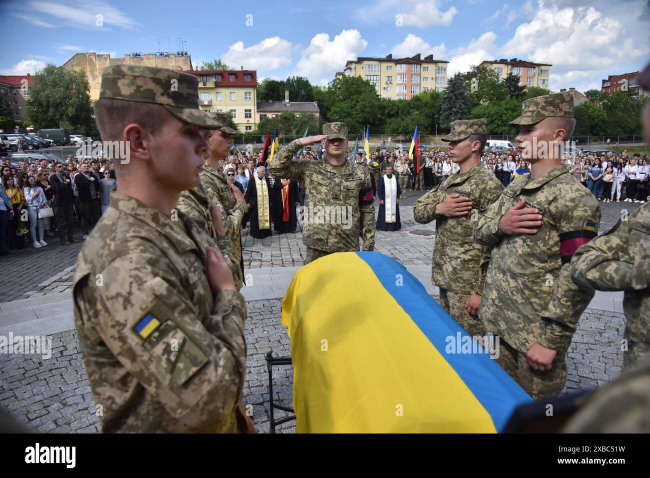Soldiers surround the coffin with the body of combat paramedic Iryna ...