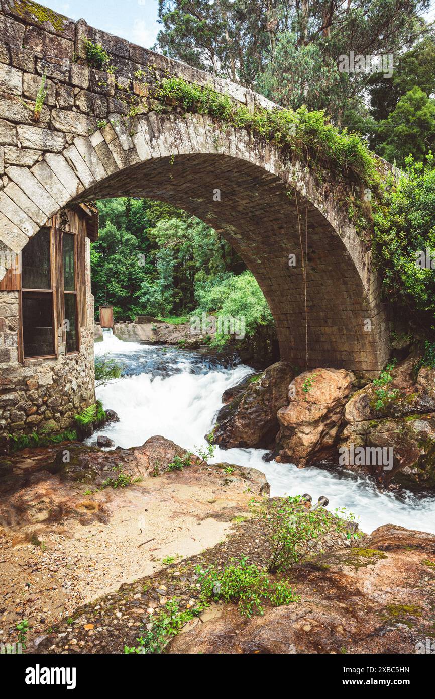 Medieval stone bridge to cross the river Stock Photo - Alamy