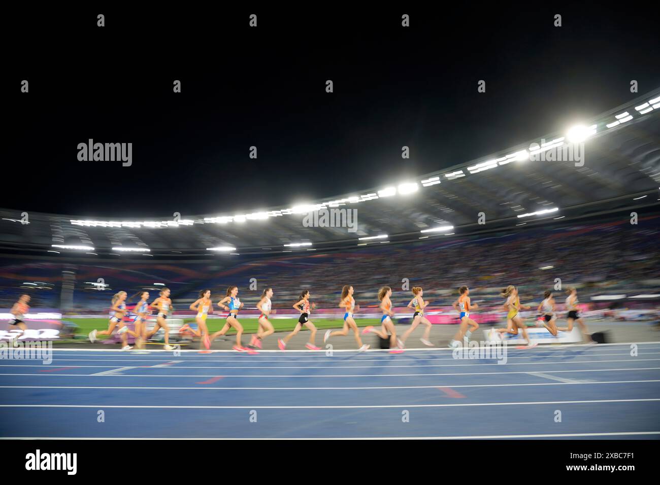 Athletes compete in the women's 10000 meters final at the European ...