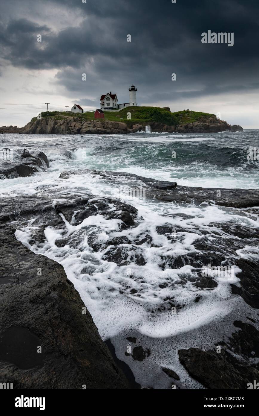 Maine lighthouse wave hi-res stock photography and images - Alamy