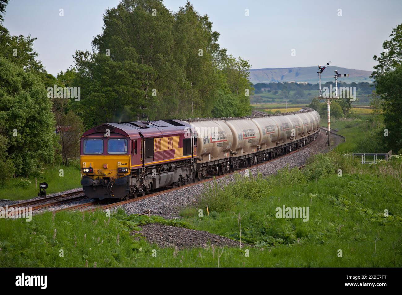 DB cargo EWS class 66 locomotive 66107 passing the semaphore signals at ...