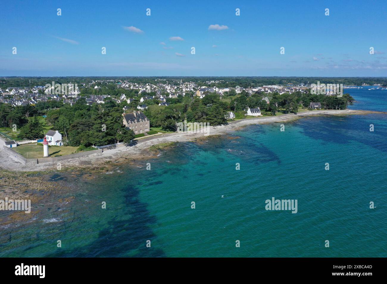 Luftbild Küste von Loctudy mit Villen und Leuchturm Phare de Langoz, Departement Finistere Penn ...