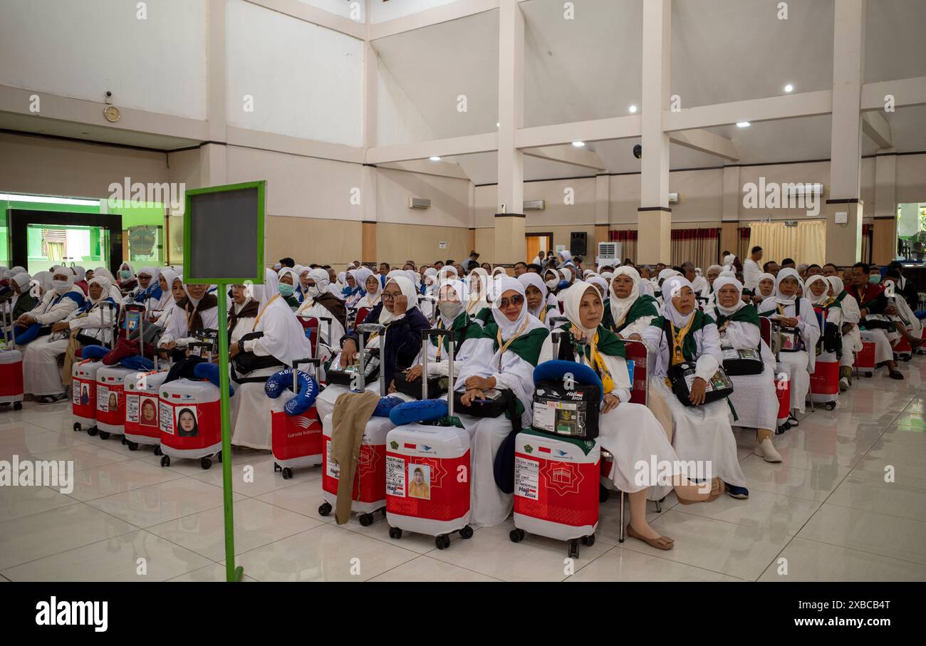 Solo, Indonesia - May 26, 2024: Indonesian Hajj pilgrims in 2024 will ...