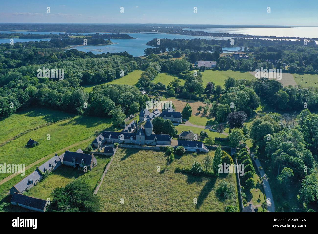 Luftbild historischer Landsitz Manoir de Kerazan, Loctudy, Departement Finistere Penn ar Bed ...