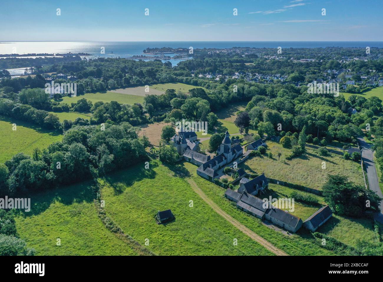 Luftbild historischer Landsitz Manoir de Kerazan, Loctudy, Departement Finistere Penn ar Bed ...