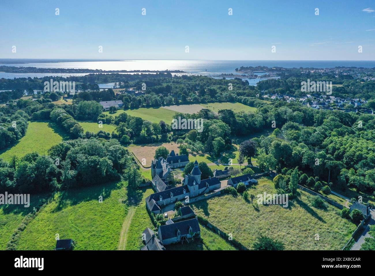 Luftbild historischer Landsitz Manoir de Kerazan, Loctudy, Departement Finistere Penn ar Bed ...