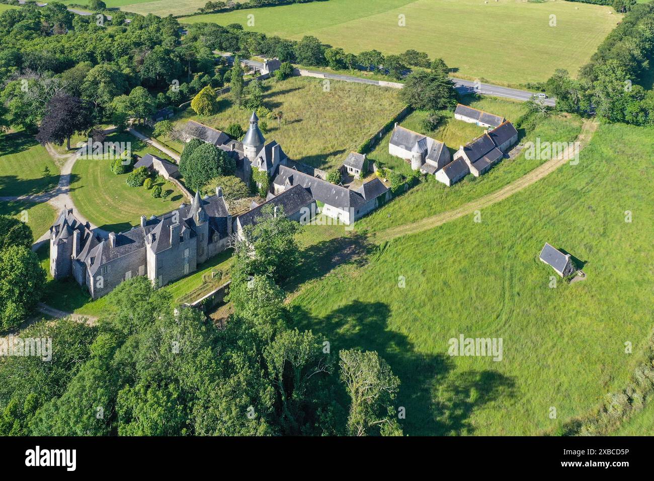Luftbild historischer Landsitz Manoir de Kerazan, Loctudy, Departement Finistere Penn ar Bed ...