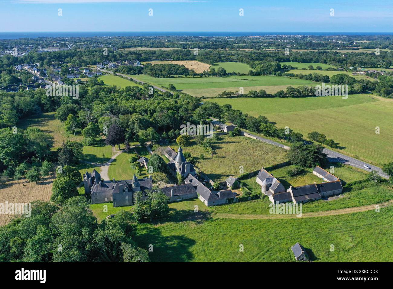 Luftbild historischer Landsitz Manoir de Kerazan, Loctudy, Departement Finistere Penn ar Bed ...