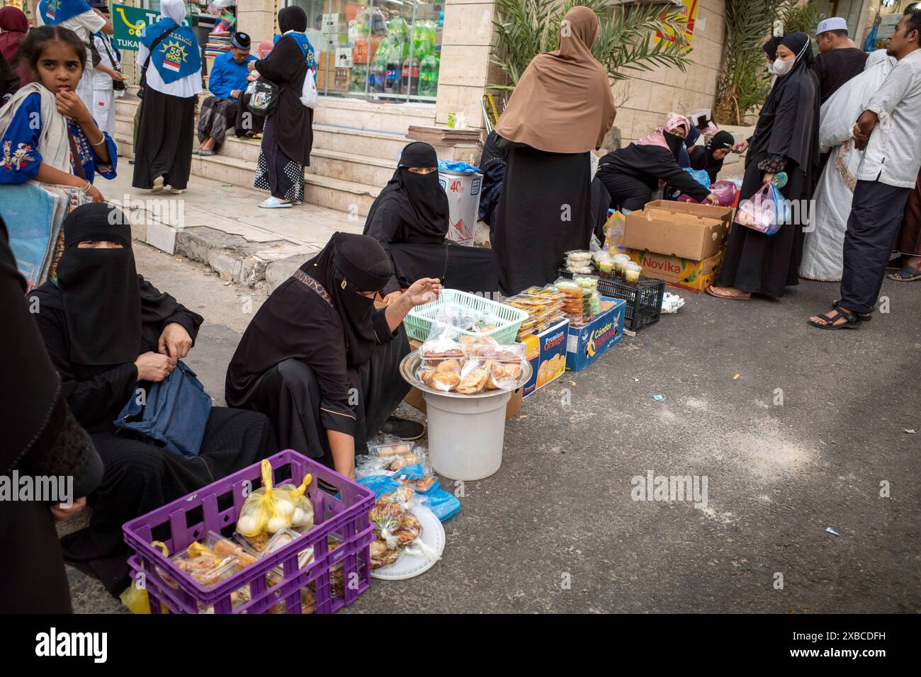 Mecca, Saudi Arabia - May 28, 2024: Traditional Indonesian food sellers ...