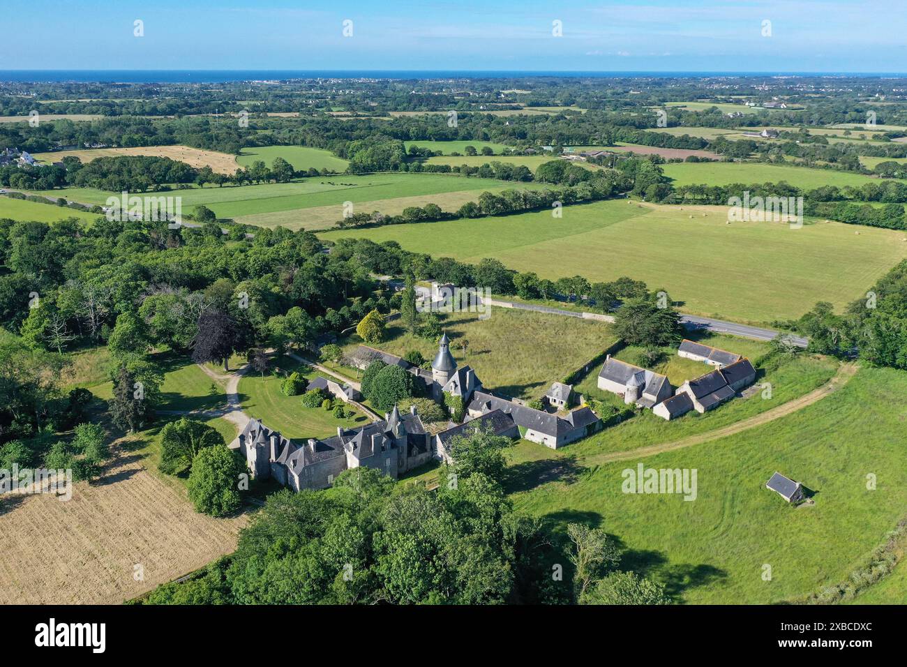 Luftbild historischer Landsitz Manoir de Kerazan, Loctudy, Departement Finistere Penn ar Bed ...