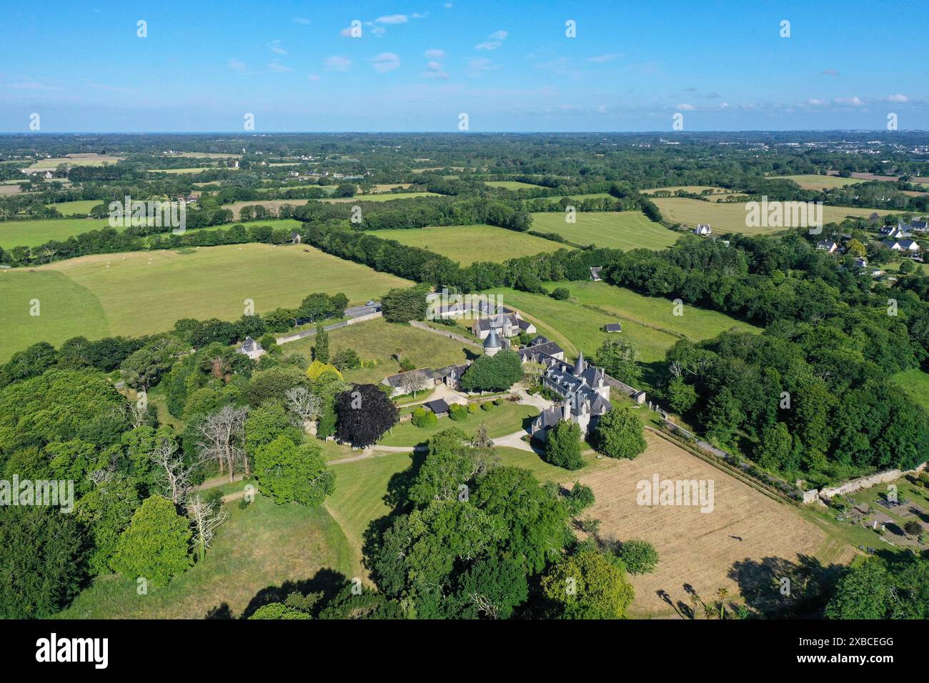 Luftbild historischer Landsitz Manoir de Kerazan, Loctudy, Departement Finistere Penn ar Bed ...