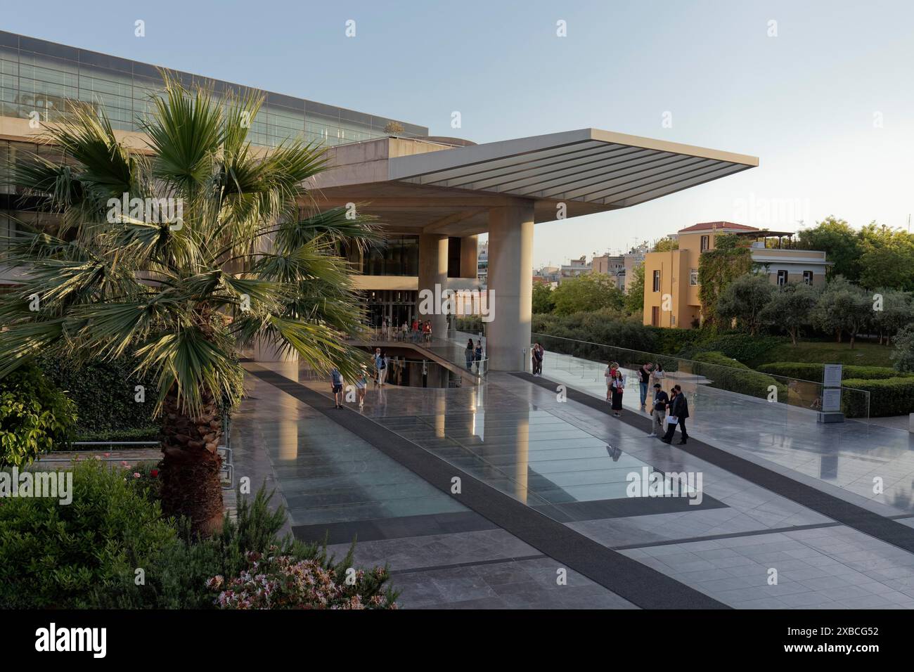 Modern architecture canopy entrance hi-res stock photography and images ...