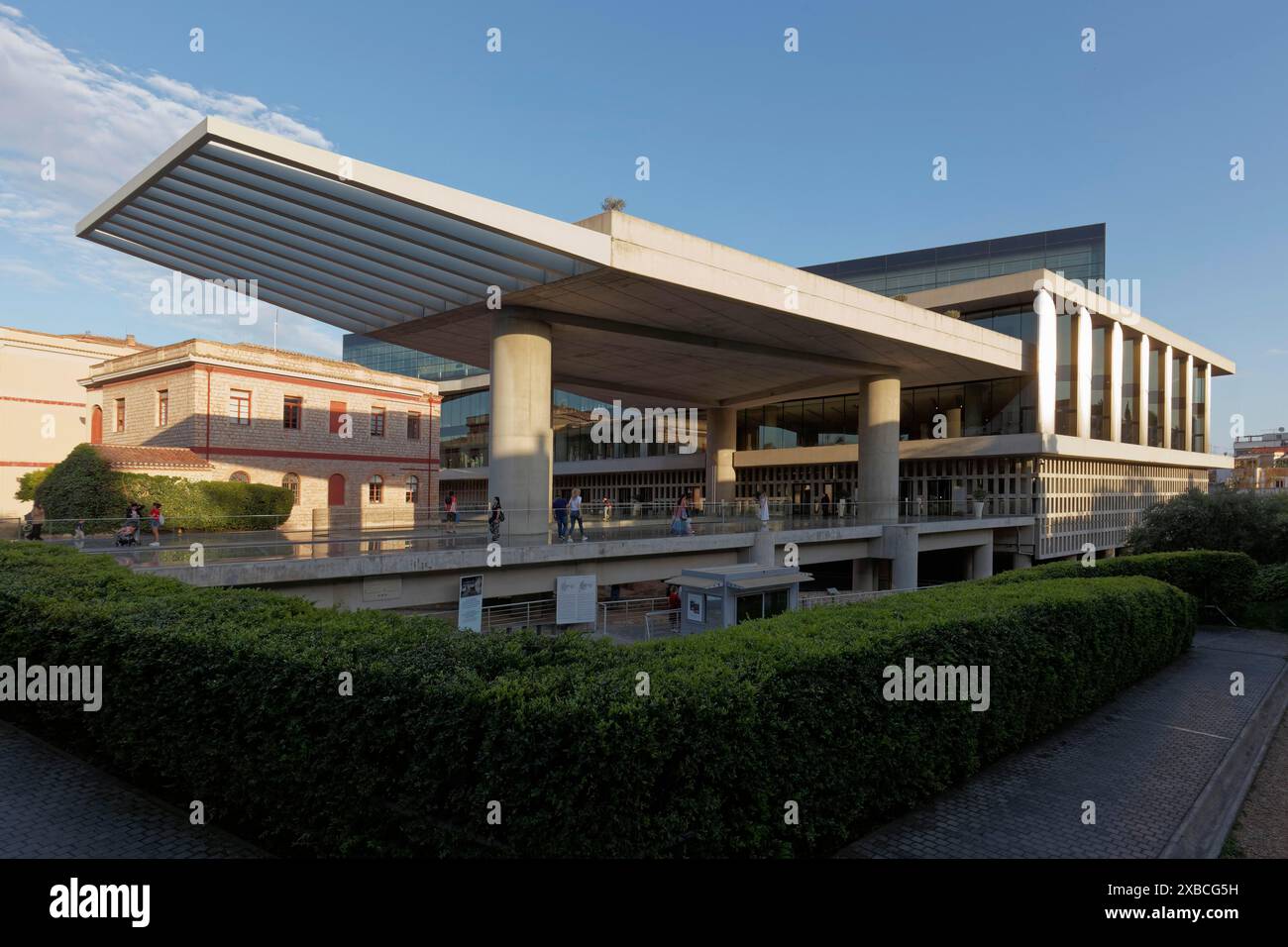 Modern architecture canopy entrance hi-res stock photography and images ...