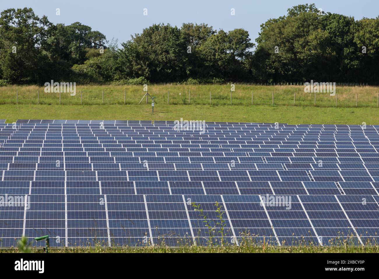 Farmland uk solar panels hi-res stock photography and images - Alamy