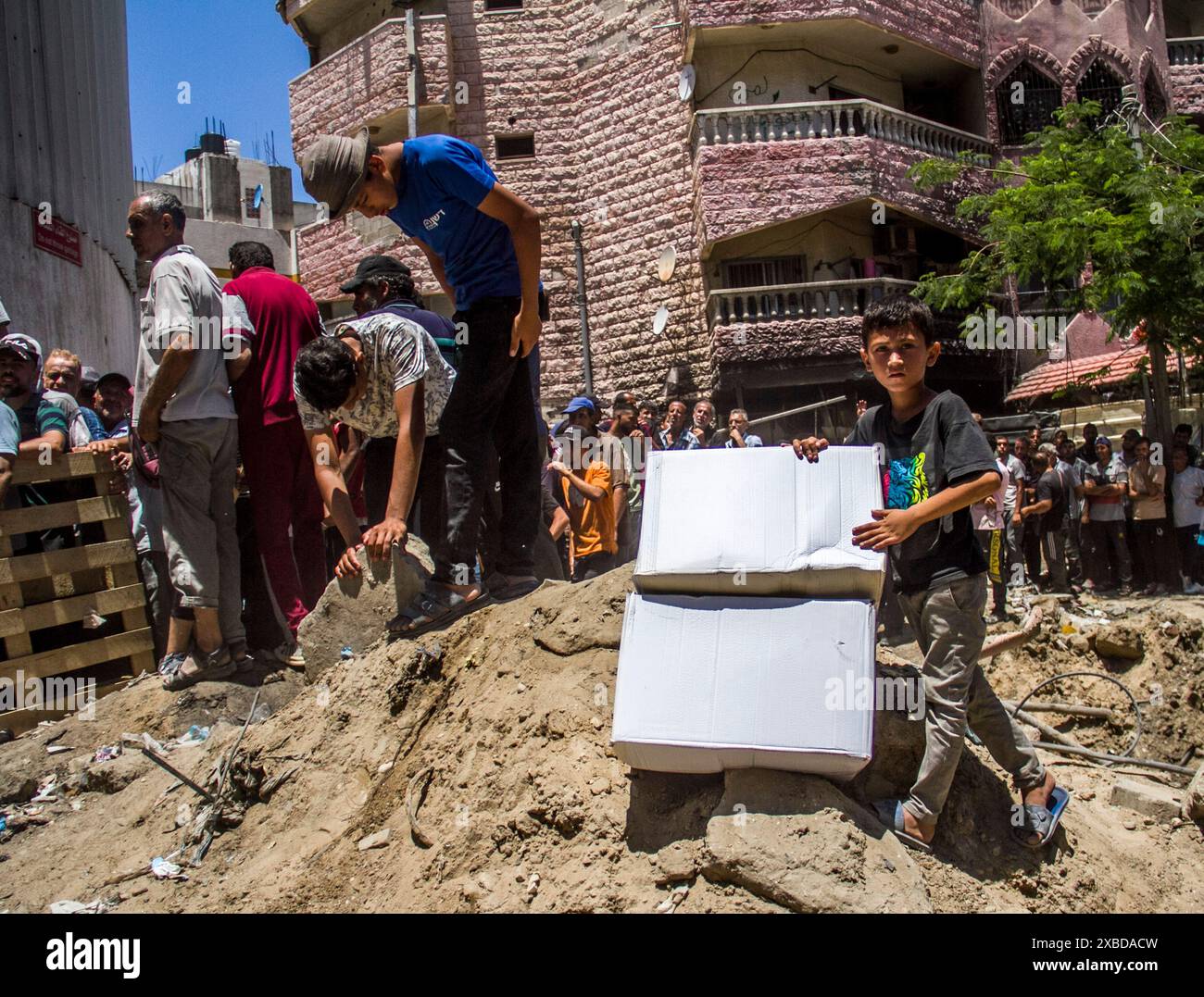 (240611) -- GAZA, June 11, 2024 (Xinhua) -- Palestinians gather to ...