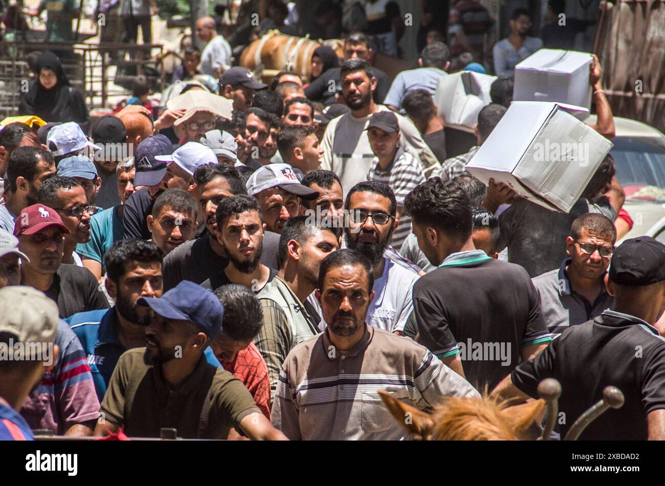 (240611) -- GAZA, June 11, 2024 (Xinhua) -- Palestinians gather to ...