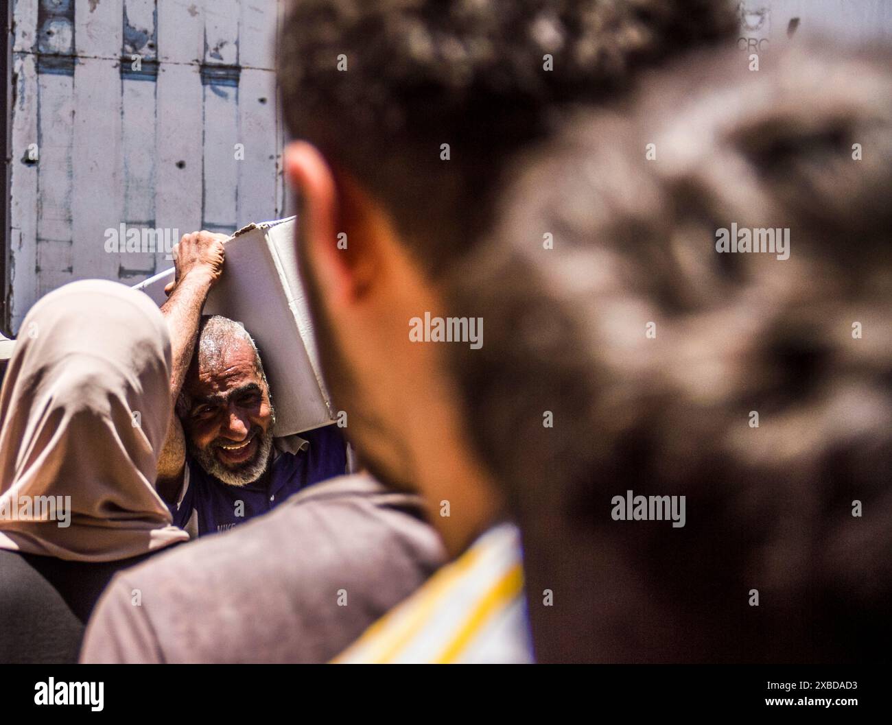(240611) -- GAZA, June 11, 2024 (Xinhua) -- Palestinians gather to receive food aid in the ...