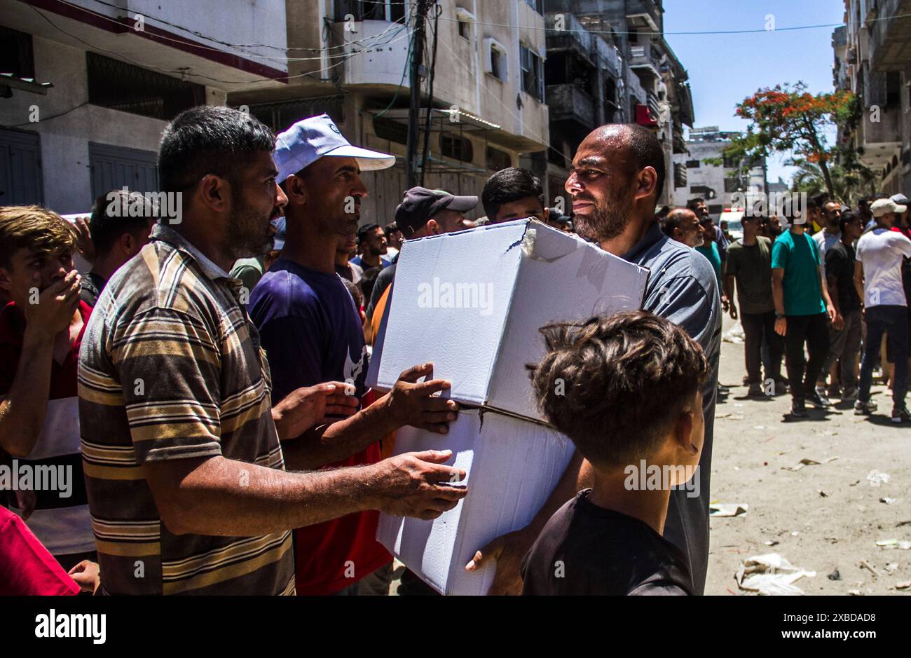 (240611) -- GAZA, June 11, 2024 (Xinhua) -- Palestinians gather to ...