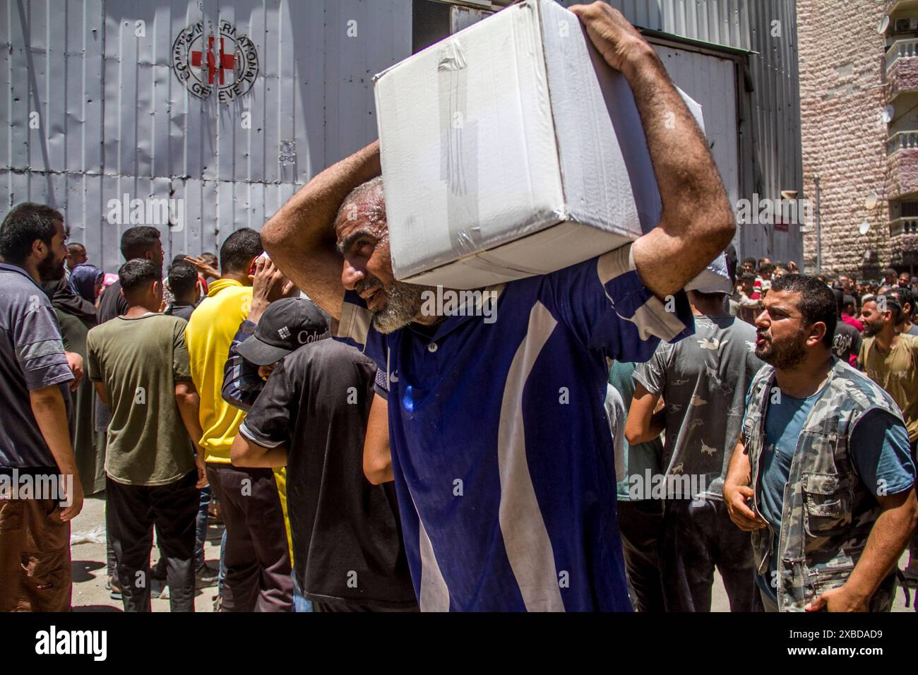 (240611) -- GAZA, June 11, 2024 (Xinhua) -- Palestinians gather to ...