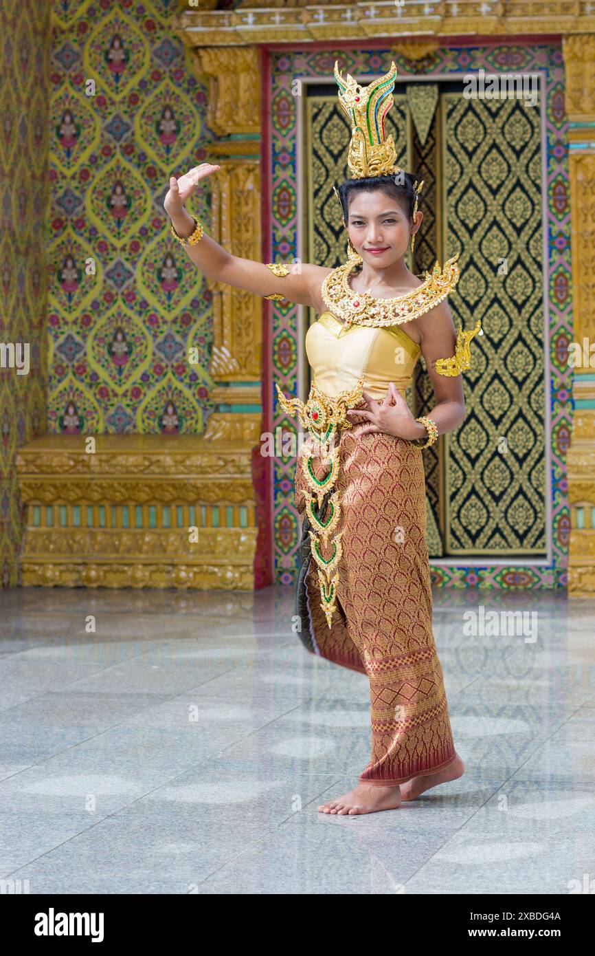 A traditional Thai dancer dances in a Buddhist temple Stock Photo - Alamy