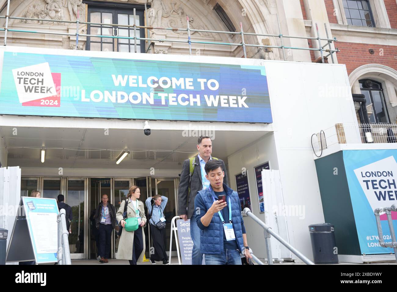 (240612) -- LONDON, June 12, 2024 (Xinhua) -- People walk out of the ...