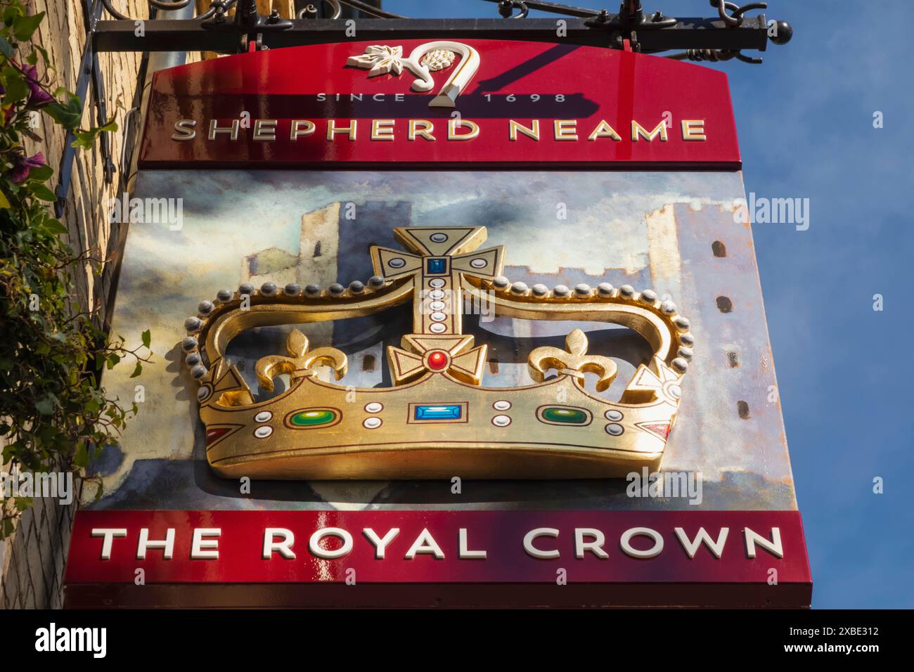 England, Kent, Rochester, Royal Crown Pub Sign Stock Photo - Alamy