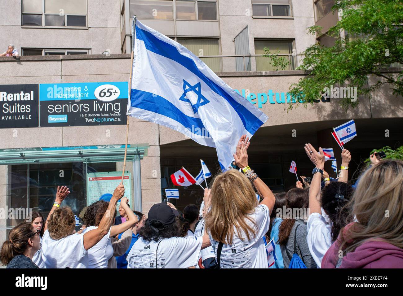 Participants hold Israeli flags during the UJA (United Jewish Appeal ...