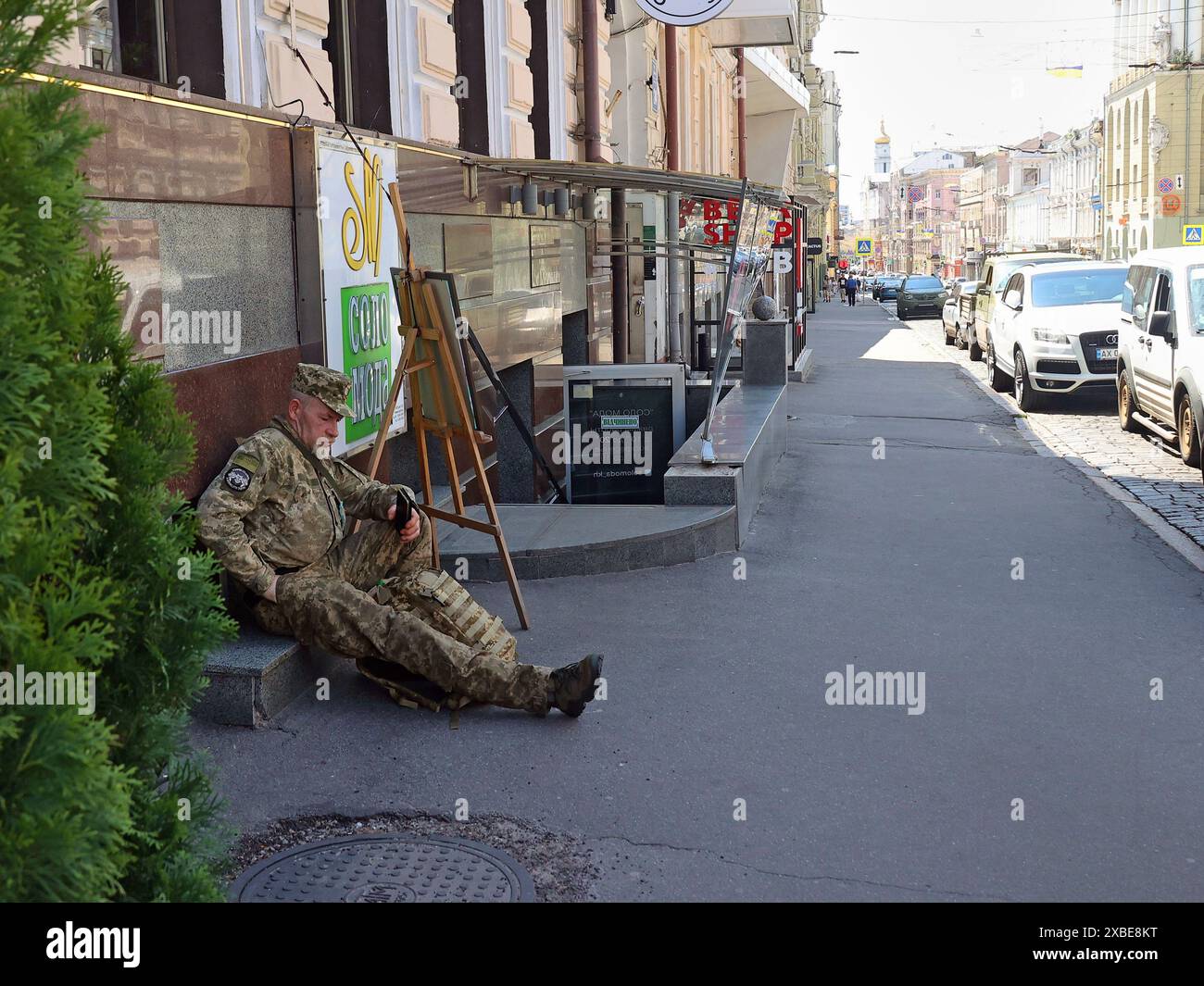 Non Exclusive: KHARKIV, UKRAINE - JUNE 8, 2024 - A man in a camouflage ...