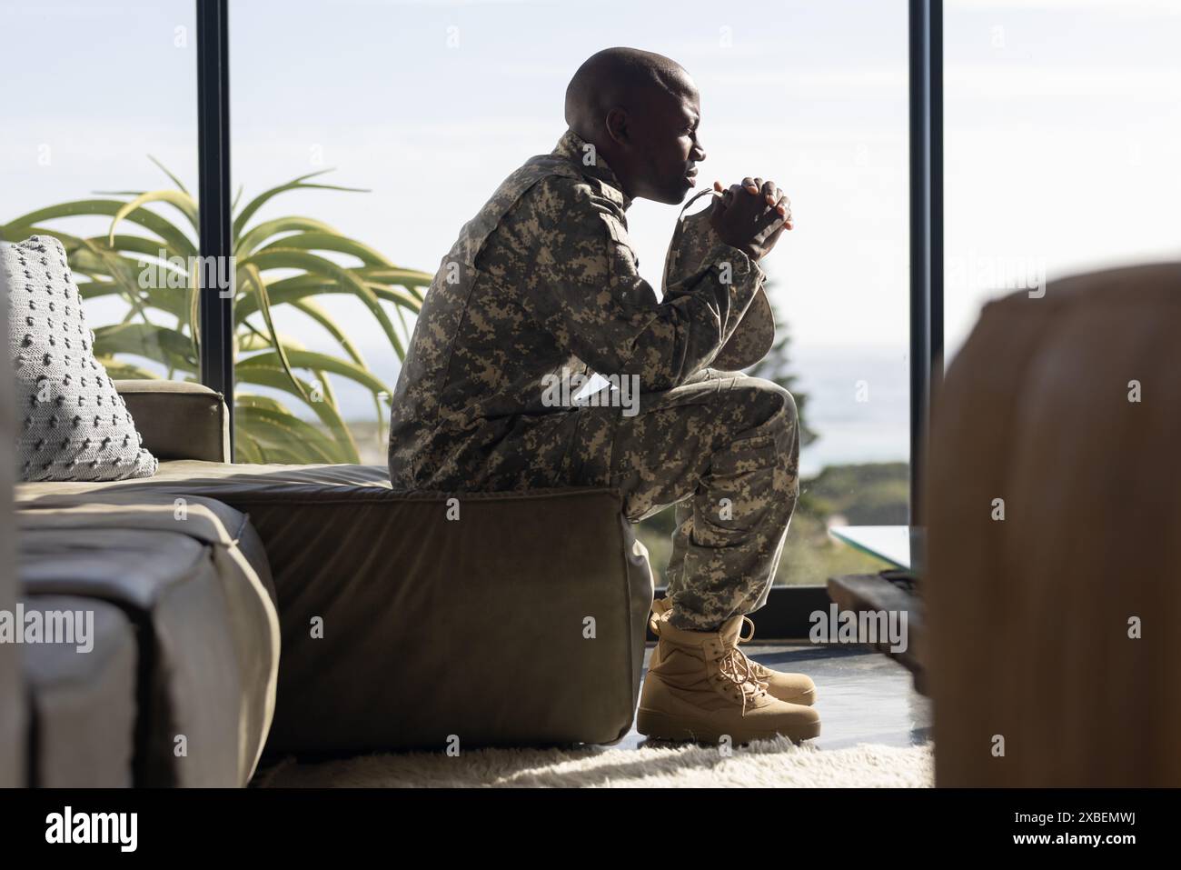 Soldier looking in window hi-res stock photography and images - Alamy