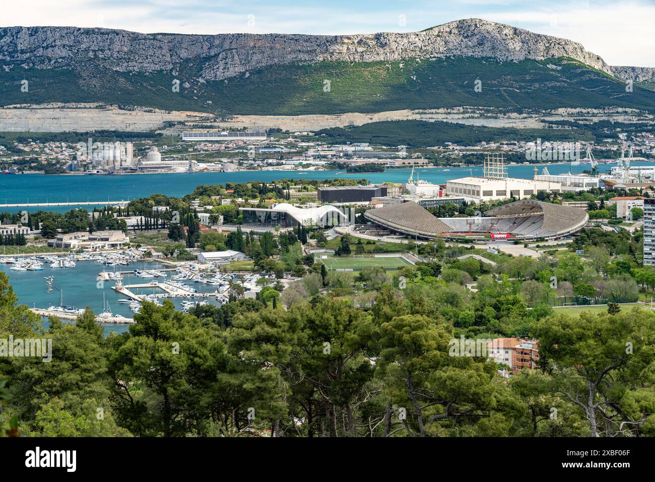 Blick vom Marjan auf das Stadion Poljud und Marina in Split, Kroatien ...