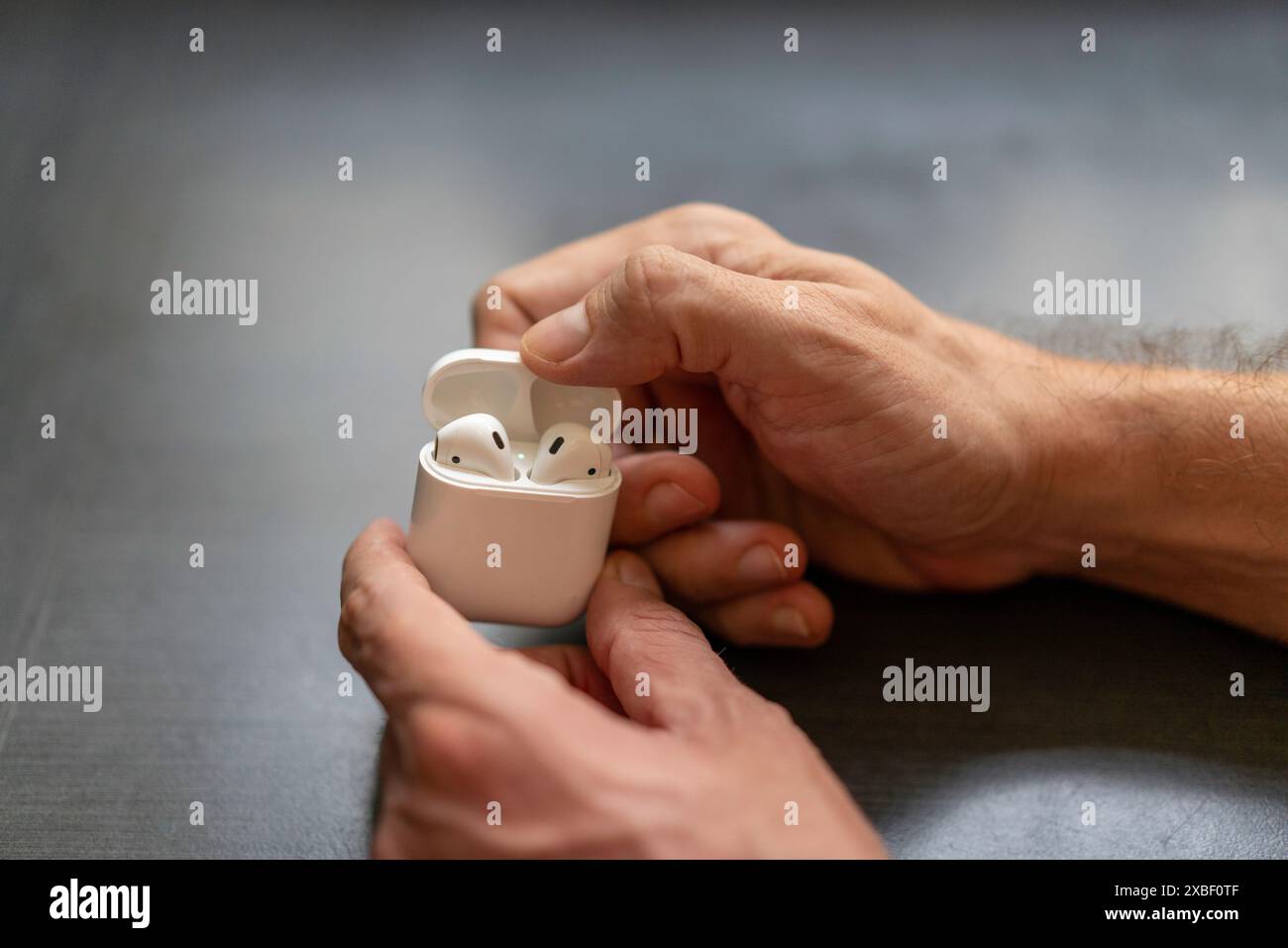 Airpods earbuds hi-res stock photography and images - Alamy