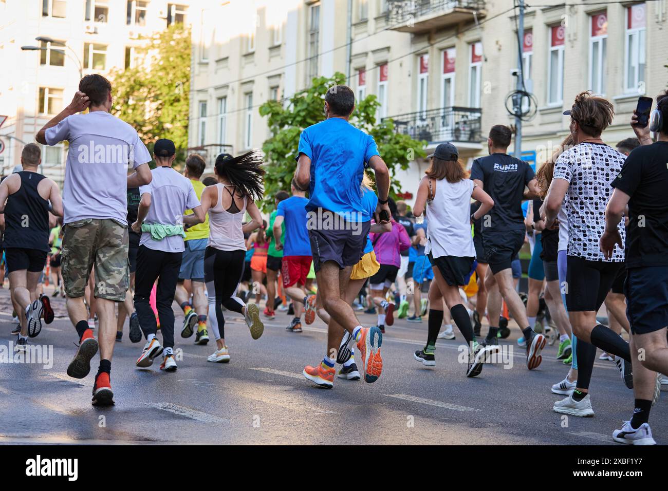 Large crowd of runners on a morning run. Urban running club in the ...