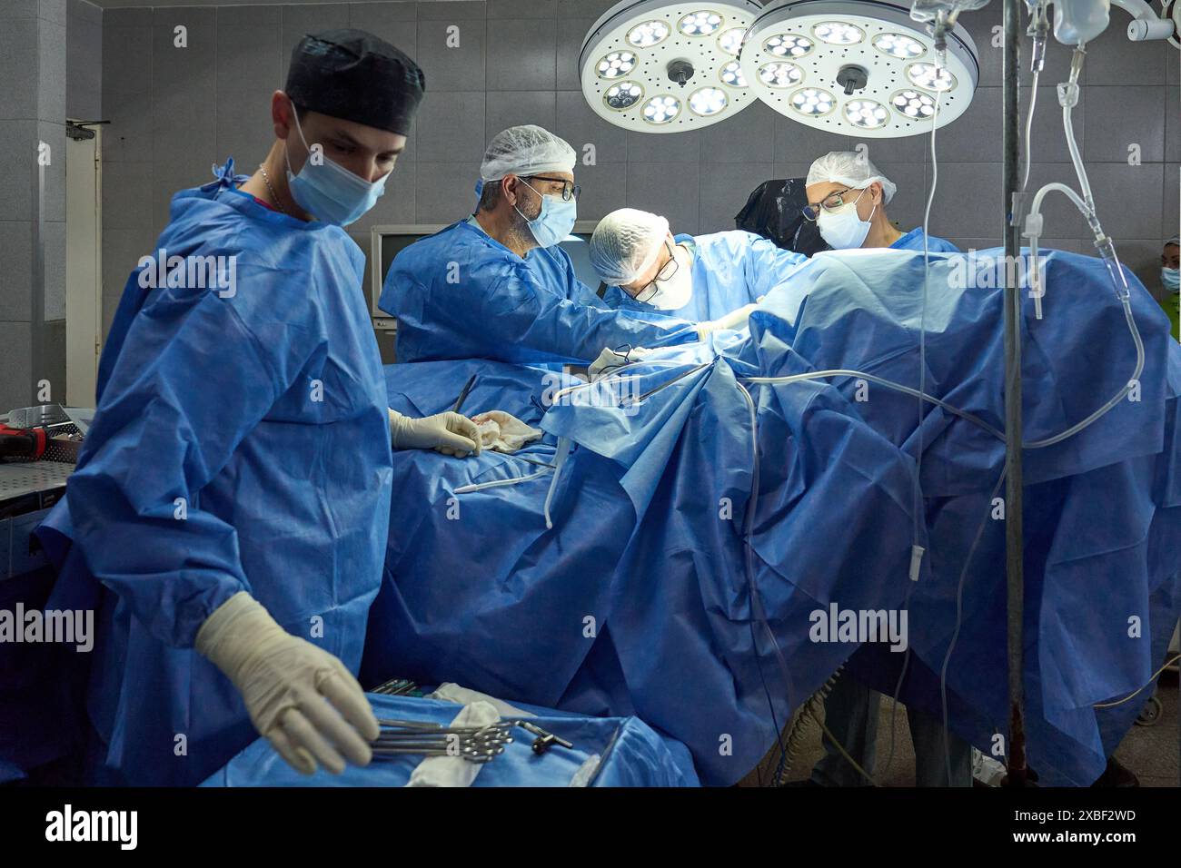 Healthcare professionals operating in a sterile surgical room Stock ...