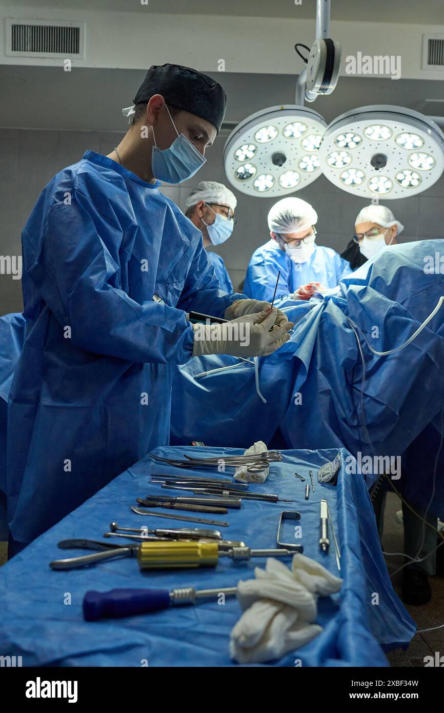 Table surgical nurse during operation hi-res stock photography and ...