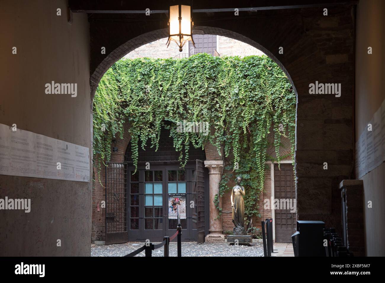 Bronze statue of Juliet by sculptor Nereo Costantini from 1973 in ...